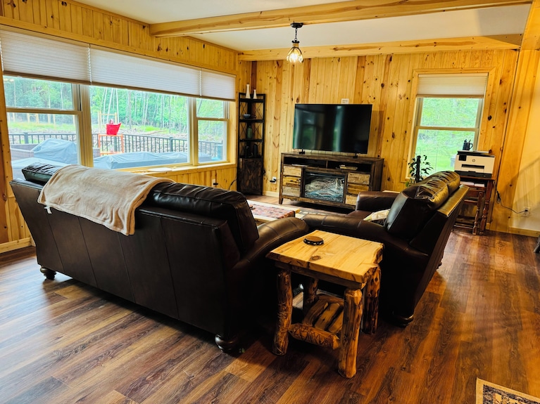 Brand New 3-bedroom Cottage With Wifi And Ac In Enchanting Downtown Eagle River - Wisconsin