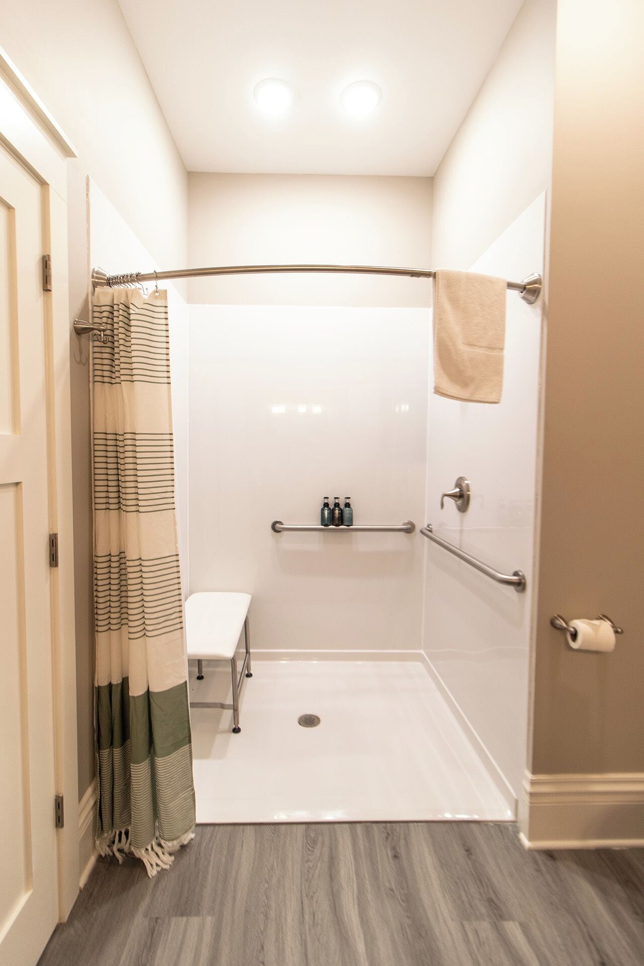 One Bedroom Apartment Unit 2 | Casa de banho | Um polibã, artigos de higiene pessoal grátis, um secador de cabelo 