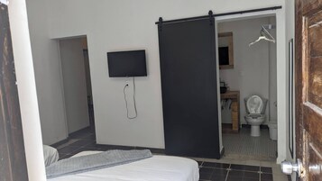 Quarto Duplo Básico, não fumadores, casa de banho privativa | Casa de banho | Um polibã, artigos de higiene pessoal grátis 