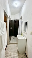 Quarto Duplo Básico, não fumadores, kitchenette | Casa de banho | Um polibã, artigos de higiene pessoal grátis