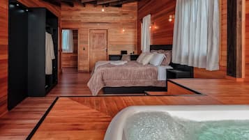 Cabana de Madeira Deluxe, banheira de hidromassagem, junto ao lago | Vista do quarto