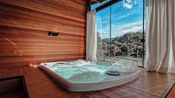 Cabana de Madeira Deluxe, banheira de hidromassagem, junto ao lago | Banheira de hidromassagem