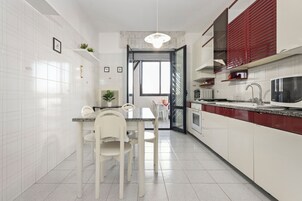 Apartamento, varanda | Cozinha privada | Um frigorífico, um micro-ondas, um forno, uma placa de cozinha 