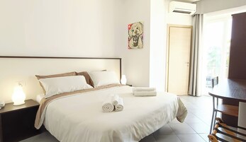 Quarto Duplo para 1 Pessoa, varanda, vista parcial para o mar | Cofre no quarto, cortinas/cortinados opacos, Wi-fi grátis