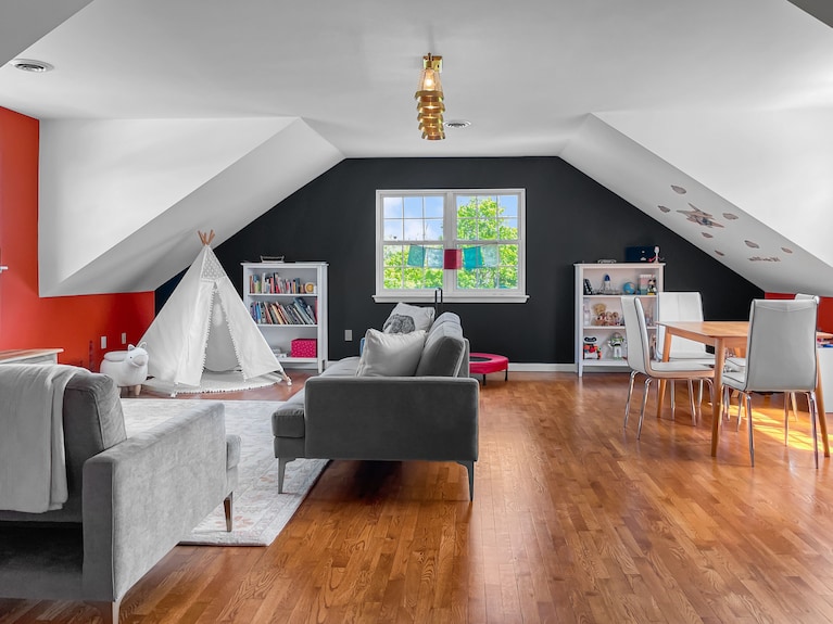 Luxury 10-acre Estate - Heated Pool - Sauna - Fire Pit - Playground - Trail - Middletown, NY