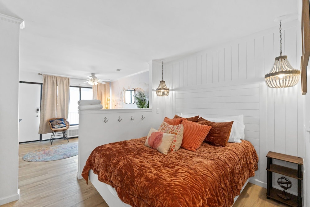 Recently Renovated The Queen's View Beach Condo At Causeway Inn!! - Ocean Isle Beach, NC