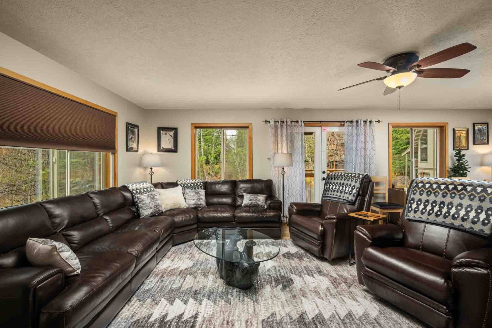 Fantastic Chalet In The Heart Of Government Camp, Walk To Skiing, Sledding, Dining, & Entertainment - Government Camp, OR