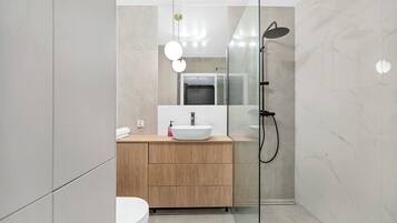 Apartamento Comfort, varanda, vista para o pátio | Casa de banho | Um secador de cabelo, toalhas fornecidas, sabão, papel higiénico