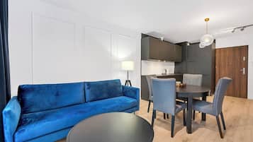 Apartamento Comfort, varanda, vista para o pátio | Sala de estar | Televisor de 40 polegadas com canais digitais