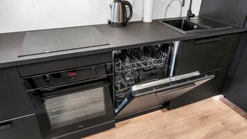 Apartamento Comfort, varanda, vista para o pátio | Cozinha privada | Uma chaleira elétrica