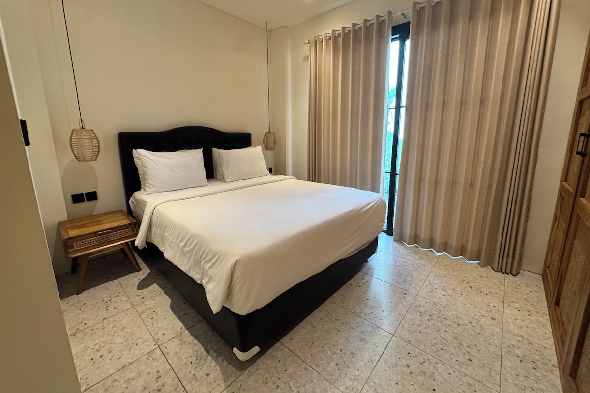 Quarto Deluxe | Minibar, ferro/tábua de engomar, roupa de cama fornecida