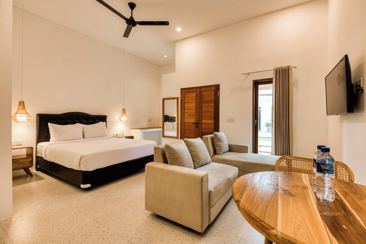 Quarto Duplo Standard, vista para a piscina | Minibar, ferro/tábua de engomar, roupa de cama fornecida