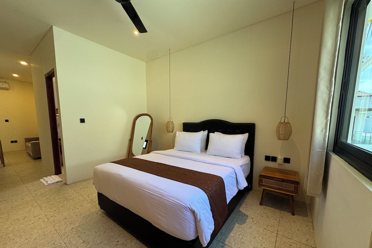 Quarto Deluxe | Minibar, ferro/tábua de engomar, roupa de cama fornecida