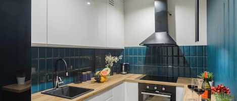 Apartamento superior, sacada, vista para o pátio | Cozinha privada | Chaleira elétrica