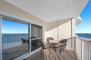Condo exclusivo, 1 quarto, sacada, vista para a praia | Sacada