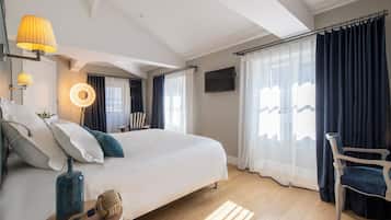 Roupas de cama premium, frigobar, cofres nos quartos, escrivaninha
