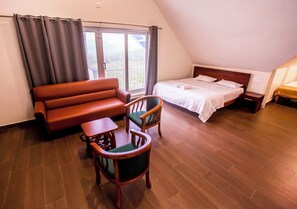 Cofres nos quartos, individualmente mobiliados, escrivaninha