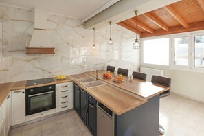 Apartamento família, 2 quartos, vista para a cidade | Cozinha privada | Geladeira, micro-ondas, fogão, cooktop