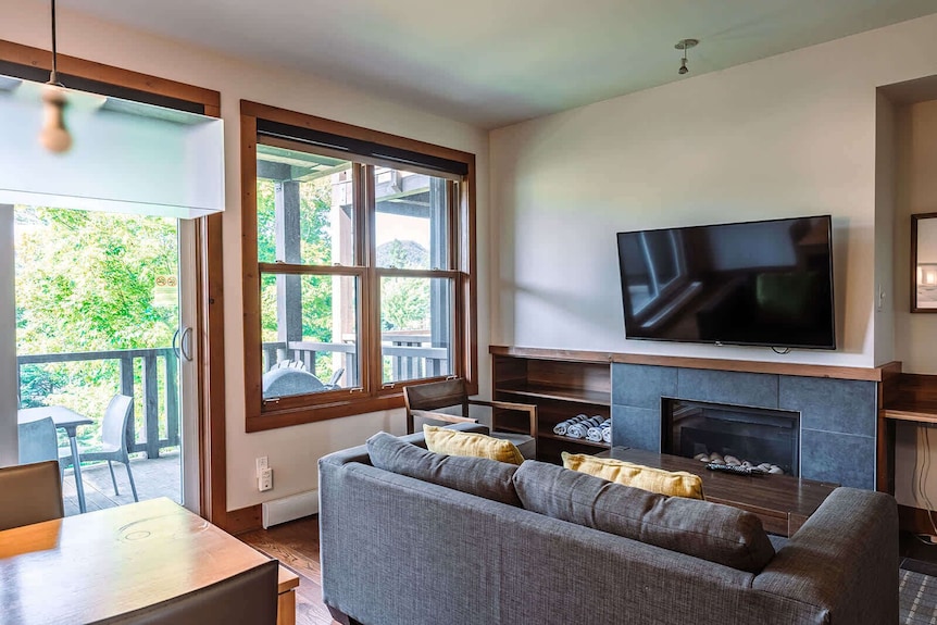 Lakefront, Mountain View - Resort Access Loft - Quebec