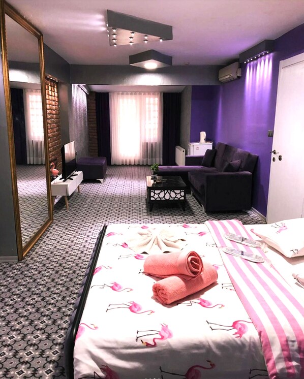 Suíte estúdio luxo, 1 quarto, para fumantes, vista para o pátio | Wi-Fi de cortesia, roupa de cama