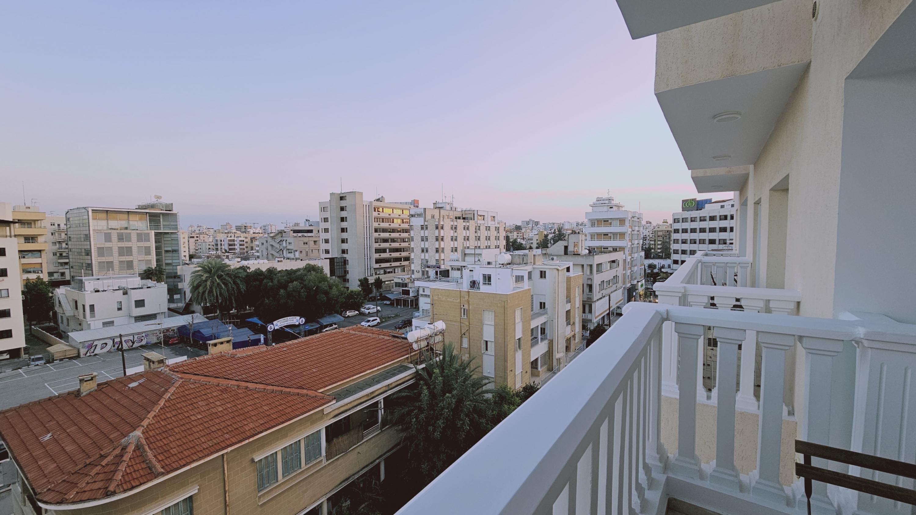 Uma paisagem urbana com diversos edifícios, incluindo estruturas residenciais e comerciais.