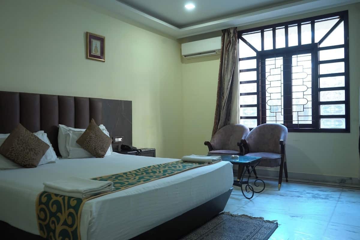 Quarto Executivo | Cofre no quarto, secretária, roupa de cama fornecida