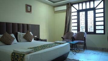 Quarto Executivo | Cofre no quarto, secretária, roupa de cama fornecida