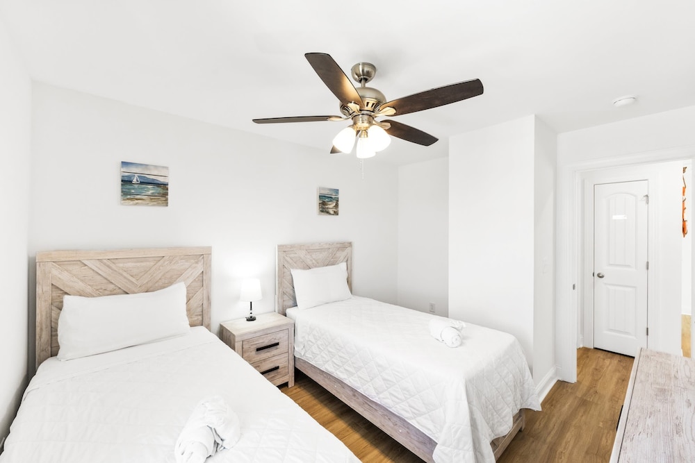 Contemporary Beach House in Central MB - Myrtle Beach | Vrbo