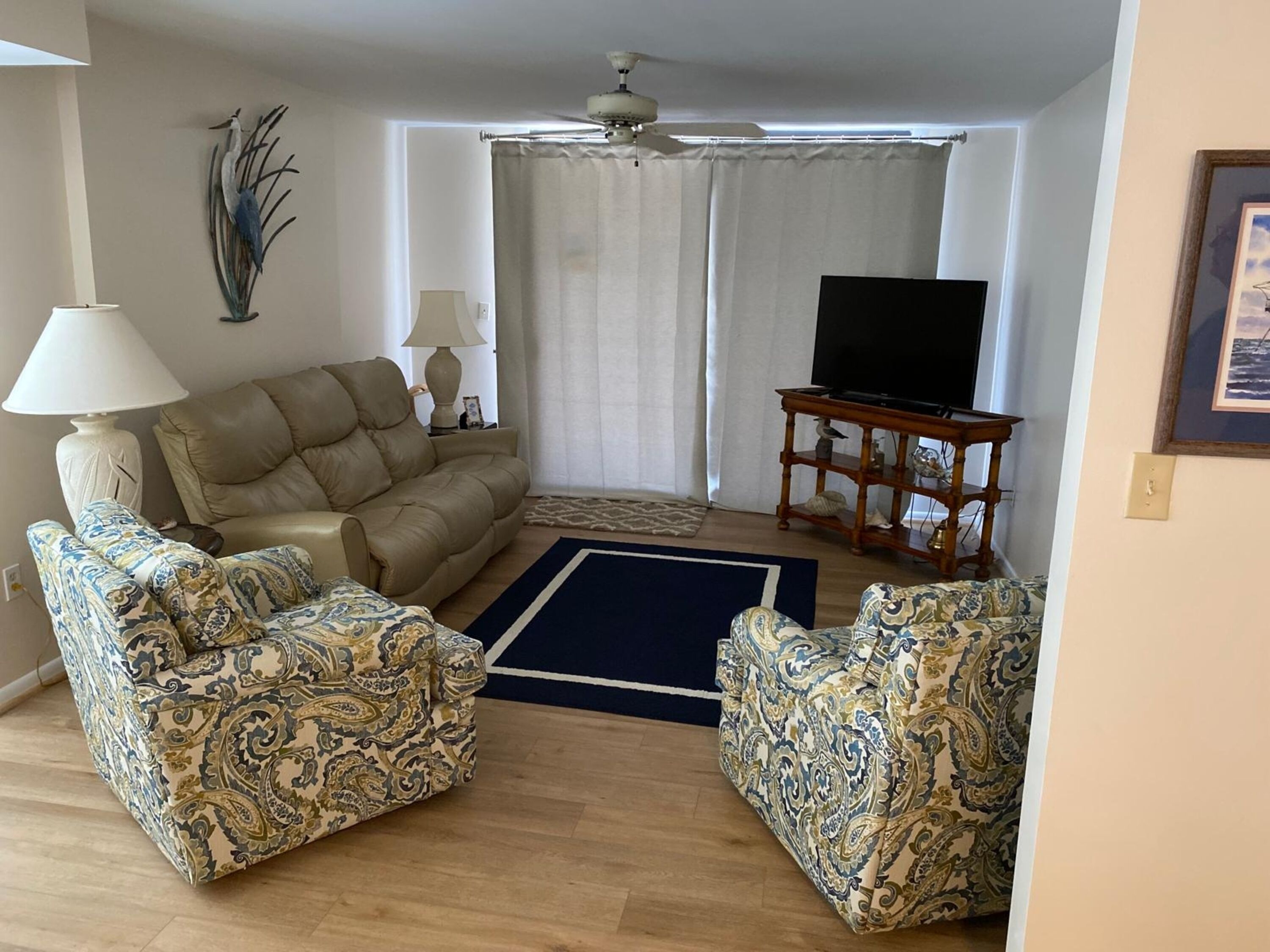 Apartamento Familiar em Condomínio Fechado, 3 quartos, varanda, em frente à praia | Sala