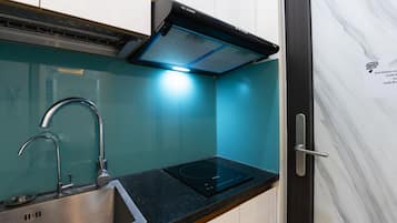 Quarto casal luxo, vista para a cidade | Cozinha privada | Frigobar, cooktop