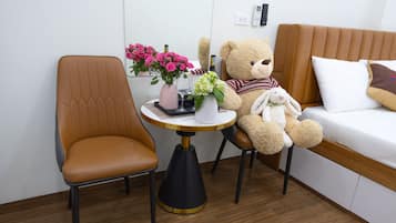 Quarto casal luxo, vista para a cidade | Roupas de cama premium, edredons de pluma, escrivaninha