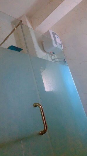 Quarto casal executivo, 1 quarto | Banheiro | Banheira e chuveiro separados, produtos de toalete grátis