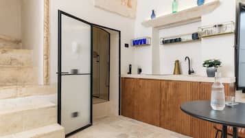Apartamento | Cozinha privada | Uma máquina de café expresso, mesas de jantar