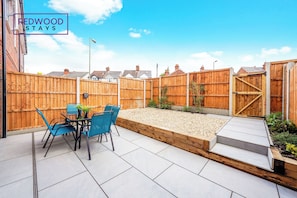 Casa superior, 4 quartos, varanda | Terraço/pátio