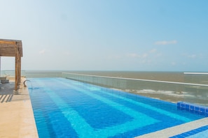 Apartamento Básico | Piscina | Piscina exterior 
