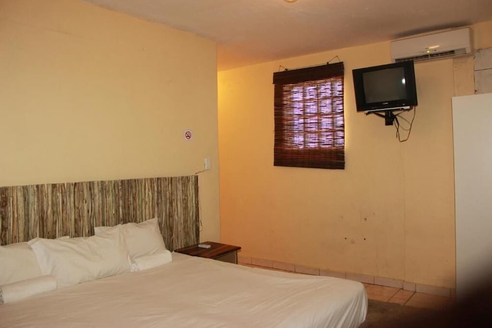 Pandeinge - Family Room With Bathroom - Windhoek
