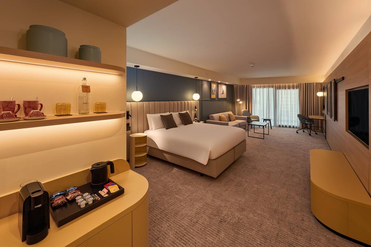 Suíte júnior, 1 cama King e sofá-cama, vista para a cidade | Frigobar, cofres nos quartos, escrivaninha