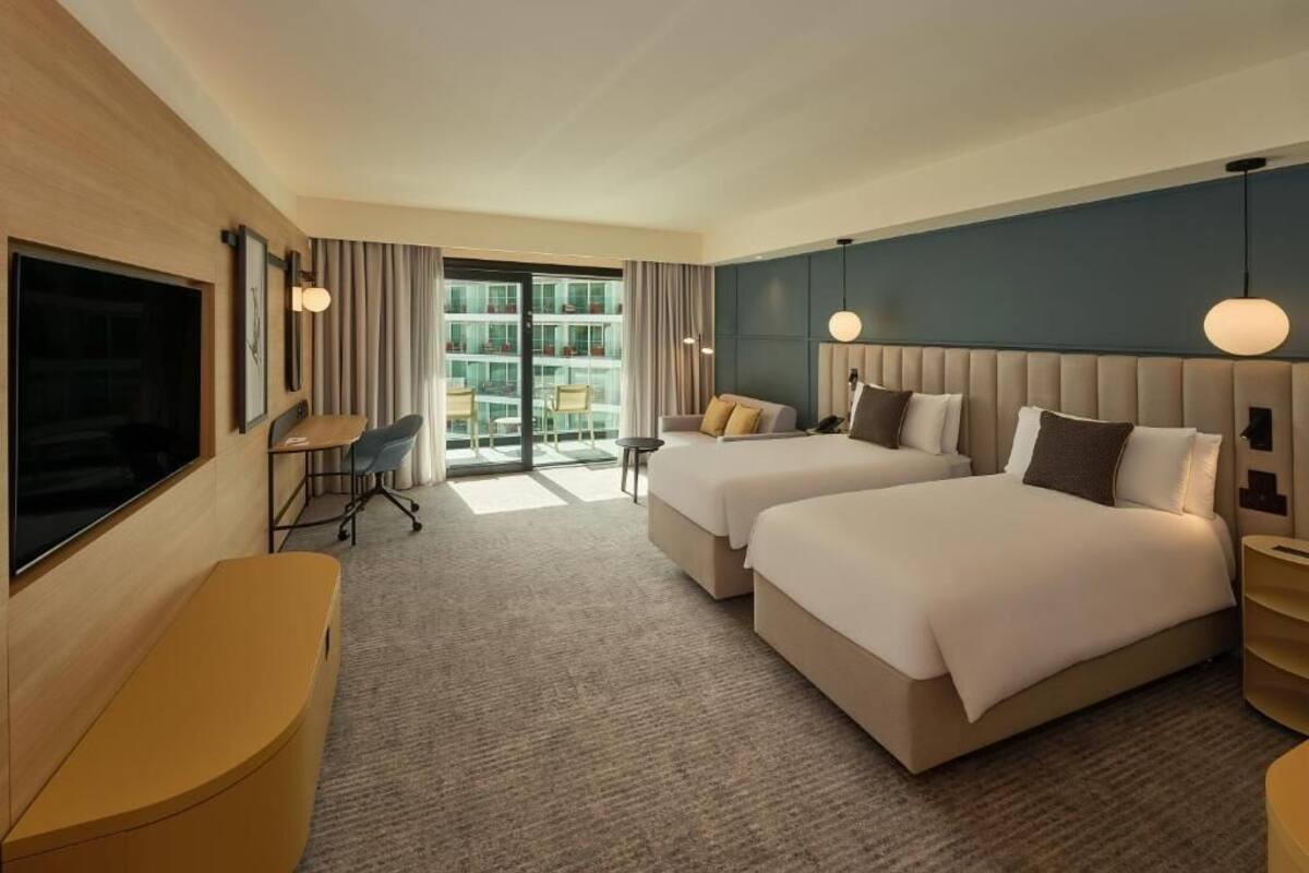 Quarto duplo standard, sacada, vista para a cidade | Frigobar, cofres nos quartos, escrivaninha