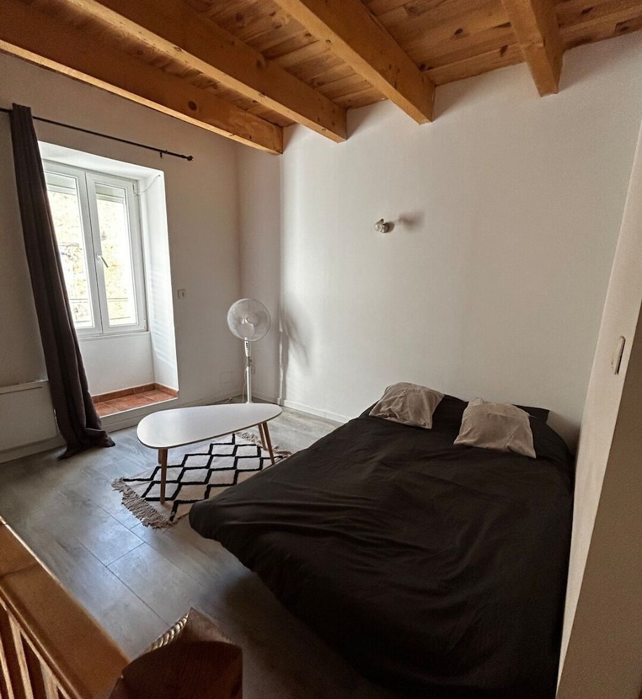 Maison De Village Dans Une Impasse Piétonne Sur 2 éTages - Creissan