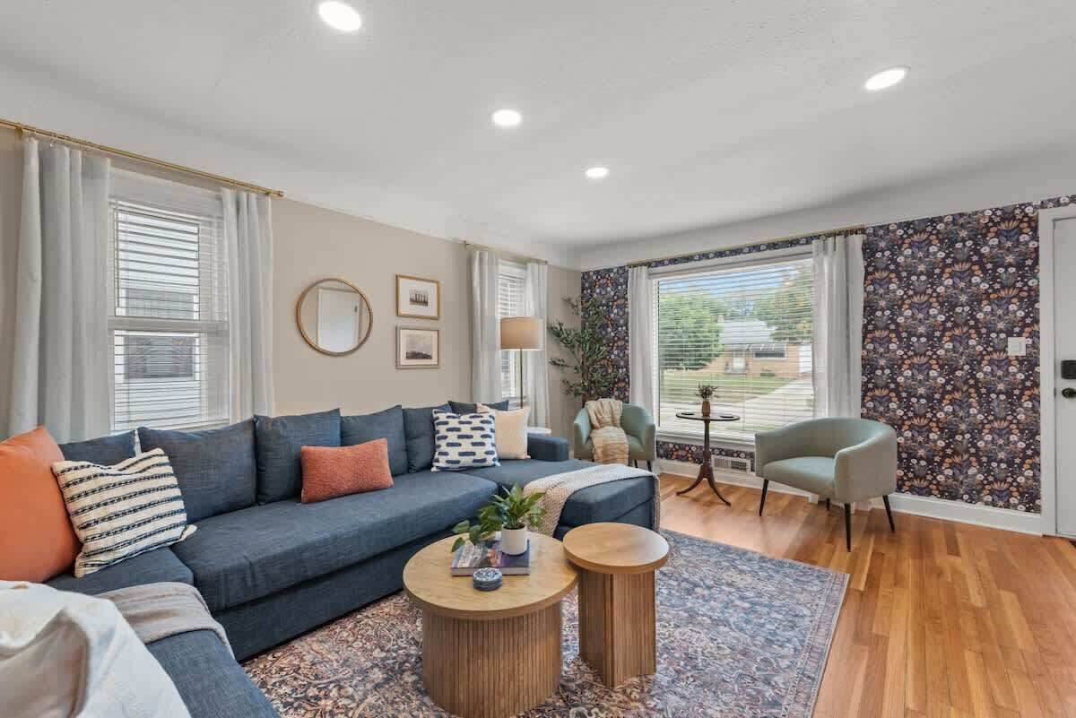 Hot Tub | Game Room | Luxe Remodel | Sleeps 8 - Parma, OH