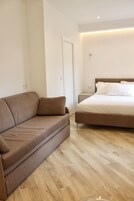 Estúdio Deluxe, 1 cama de casal e sofá-cama, varanda, vista para a colina | Sala de estar | Smart TV de 36 polegadas com canais digitais, Netflix 