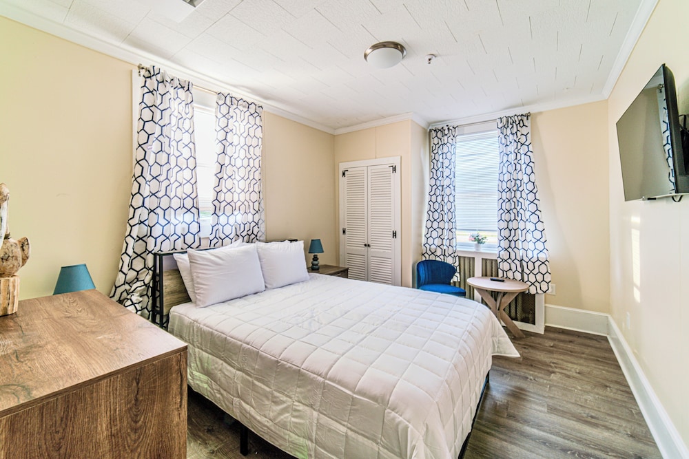Spacious Renovated One Bedroom Apartment Located In Downtown Falmouth - Falmouth, MA