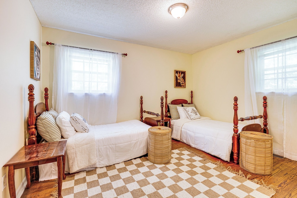 Family-friendly Huntsville Home W/ Spacious Yard - Huntsville, AL