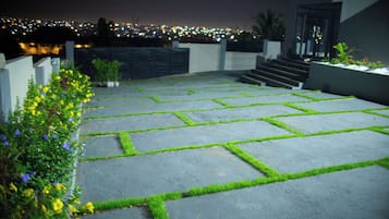 Quarto casal conforto, vista para a cidade | Escrivaninha, espaço de trabalho para notebook, Wi-Fi de cortesia