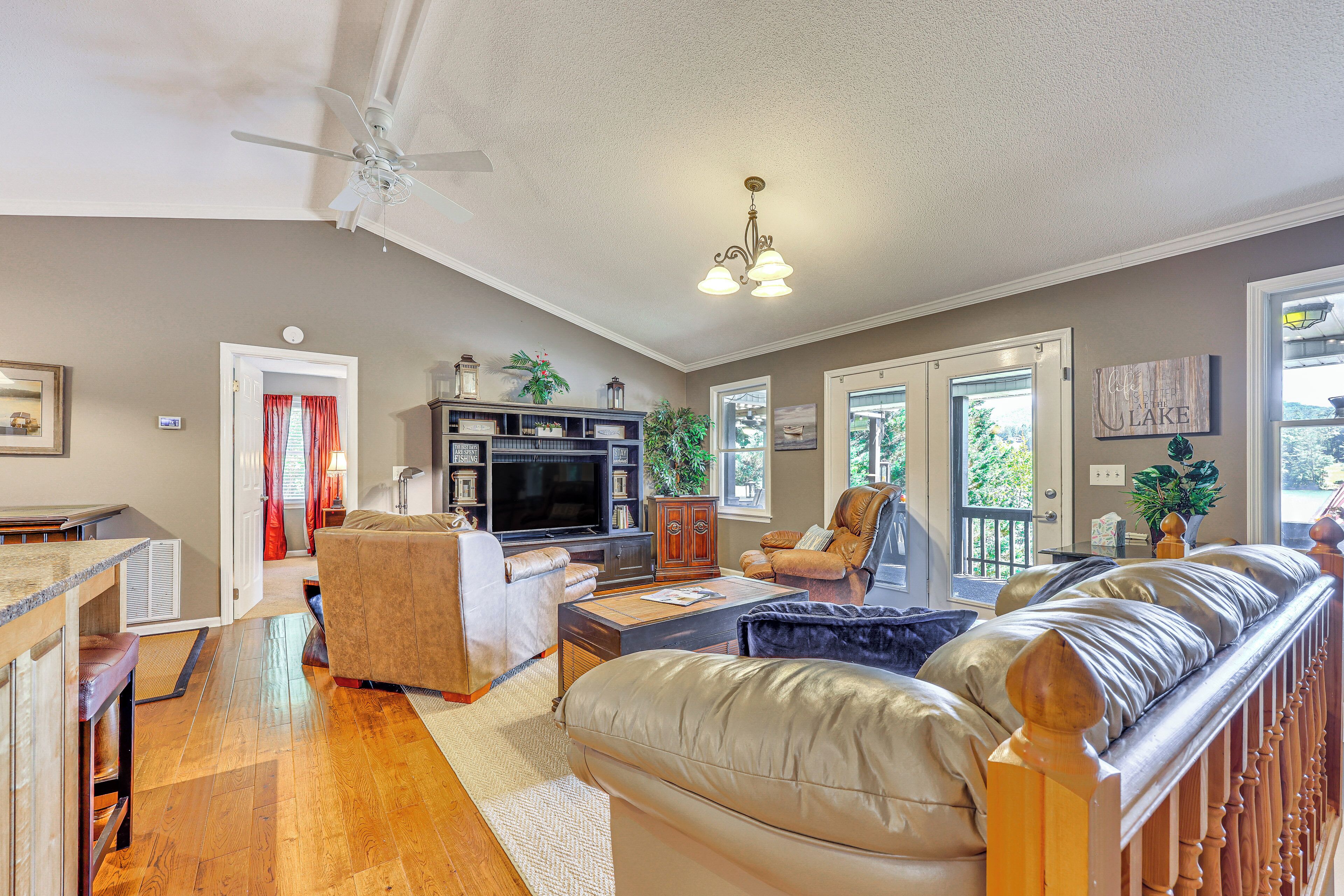 Lakefront Blairsville House W/ Game Room & Hot Tub - Blairsville, GA