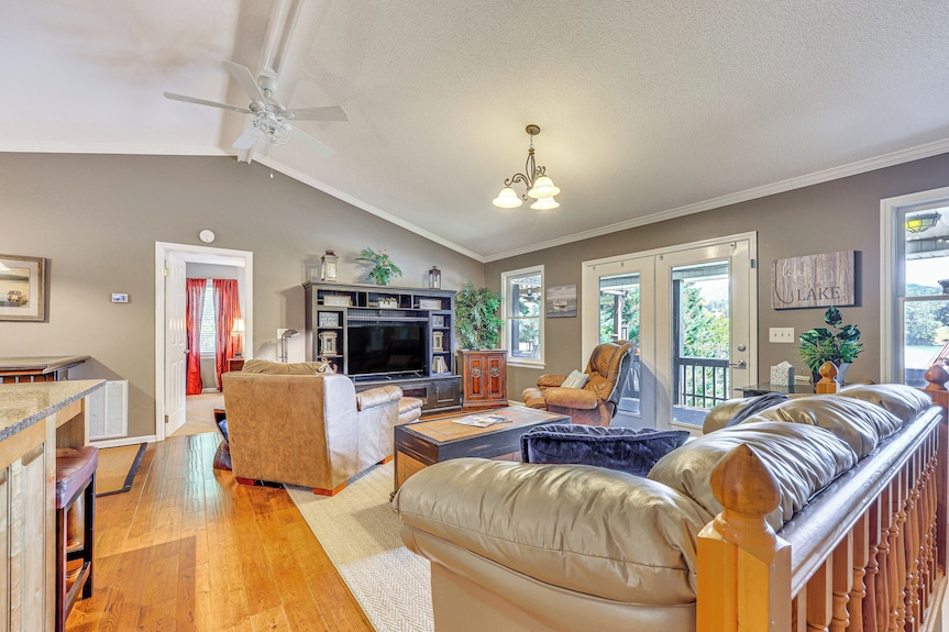 Lakefront Blairsville House W/ Game Room & Hot Tub - Blairsville, GA