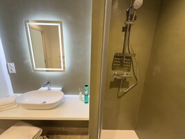 Suite de Luxo, pátio | Casa de banho | Um polibã, um secador de cabelo, toalhas fornecidas, sabão