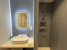 Dúplex de Luxo | Casa de banho | Um polibã, um secador de cabelo, toalhas fornecidas, sabão