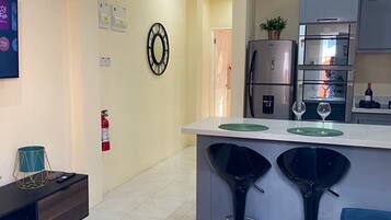 Apartamento | Cozinha privada | Um frigorífico, um micro-ondas, um forno, uma placa de cozinha