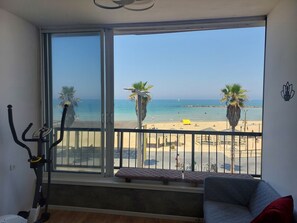Apartamento conforto, sacada, vista para a praia | 3 quartos, cofres nos quartos, quartos à prova de som